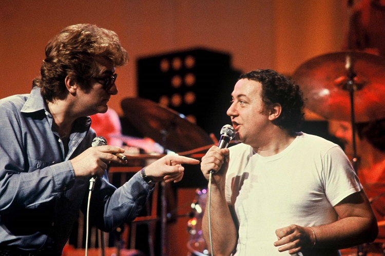 Coluche : humoriste mais aussi chansonnier et musicien