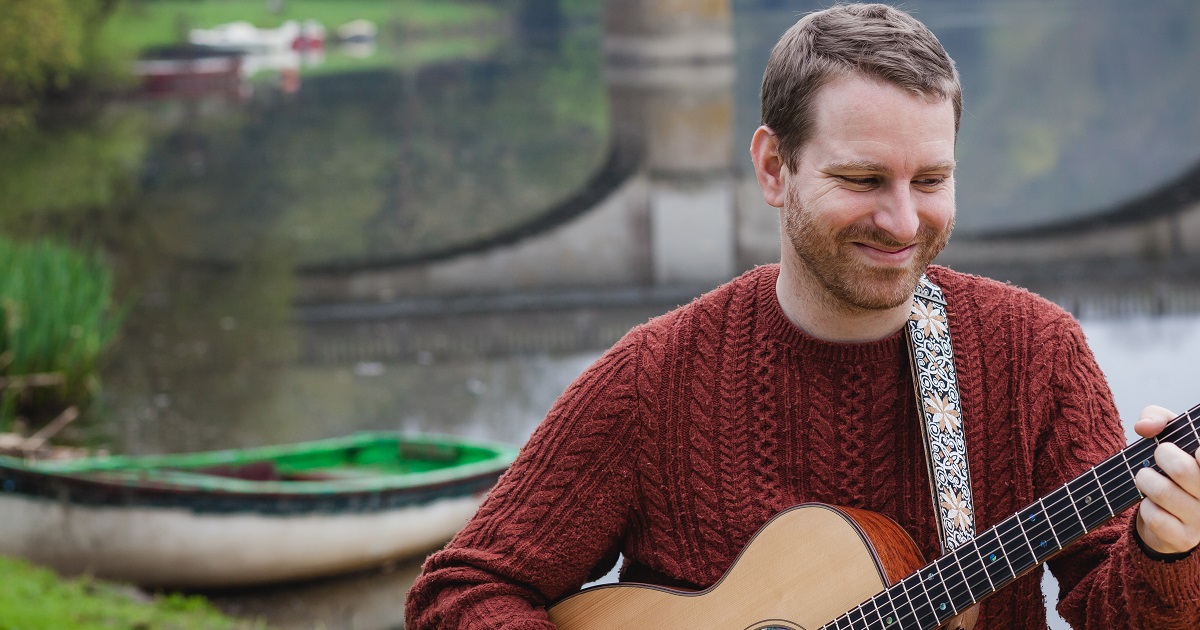 Tilmann joue un folk ouvert sur le monde