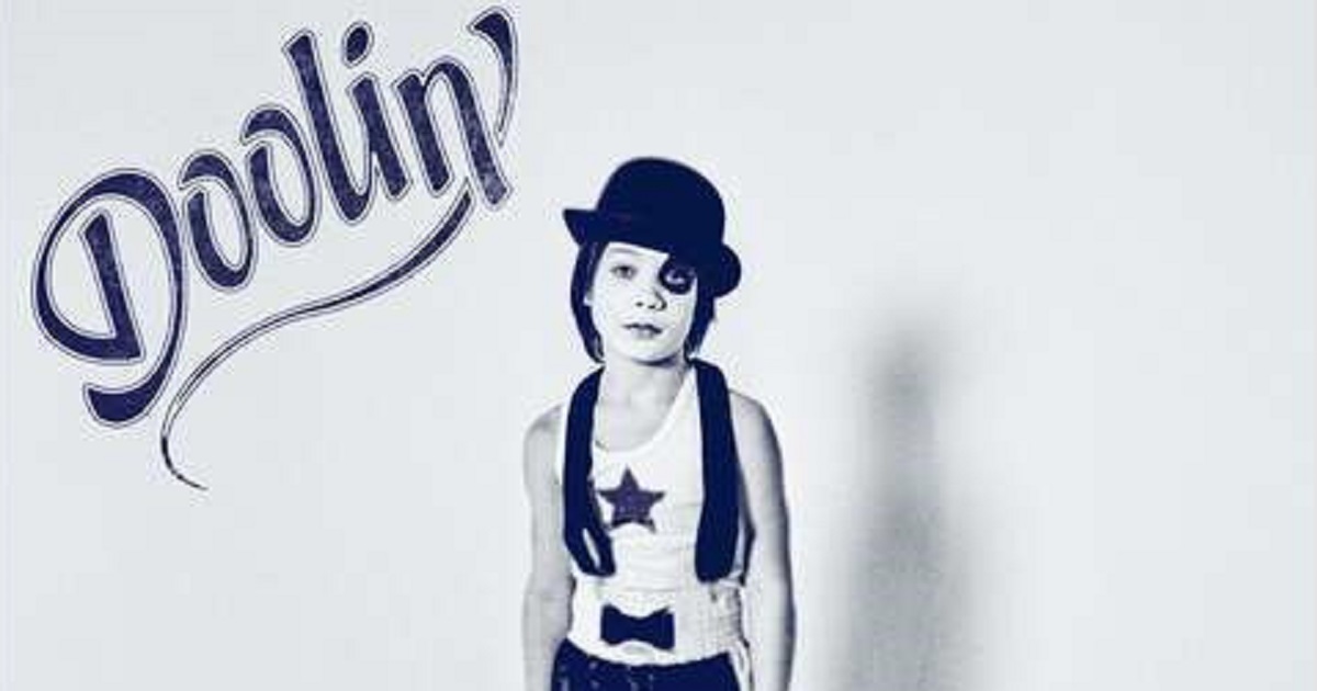 Doolin' prend un virage pop-folk avec le single 'Darkest Way'