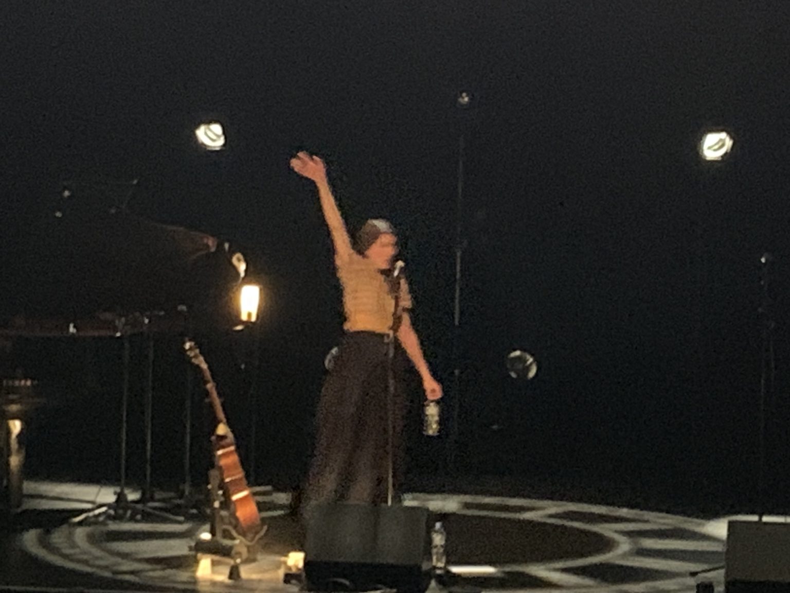 Alela Diane seule sur scène au Radiant