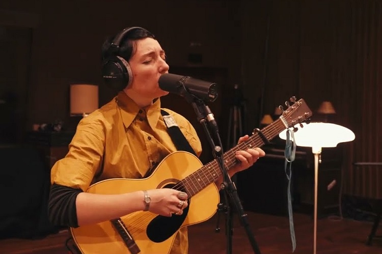 Flora Hibberd joue live sur scène et en studio